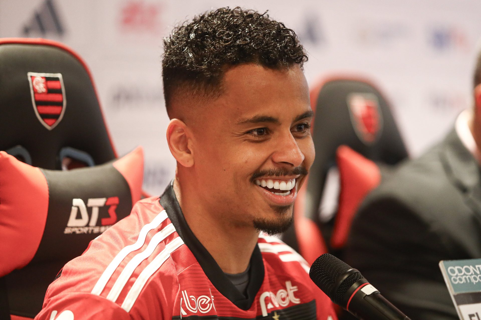 Allan é Apresentado Oficialmente Como Jogador Do Flamengo Confira